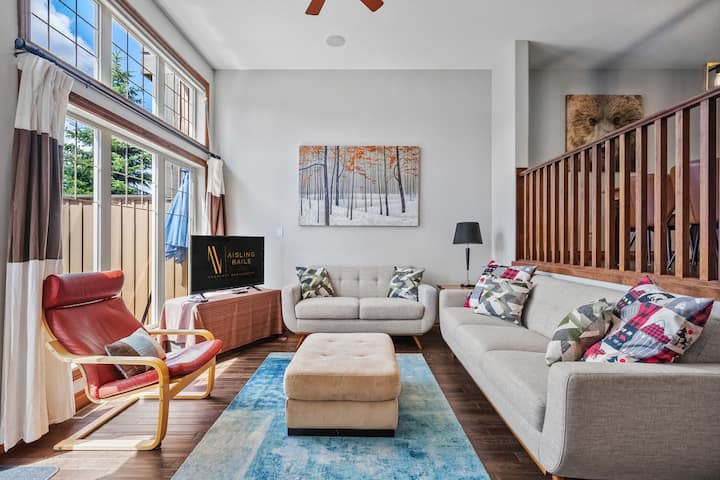 True North Eh-scape | Fireplace | Mountain Views - Radium Hot Springs