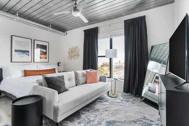 Lodgeur | Vibrant & Stylish Studio Loft | Midtown - Fourth Ward - Houston