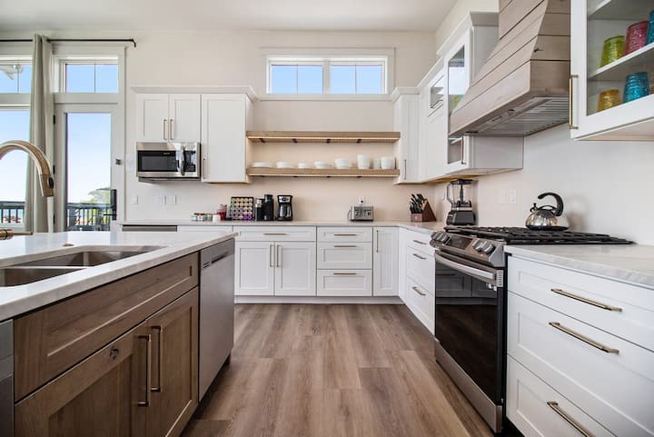 Waters Edge Suites C 4 Bathrooms! New Everything! - Ludington, MI