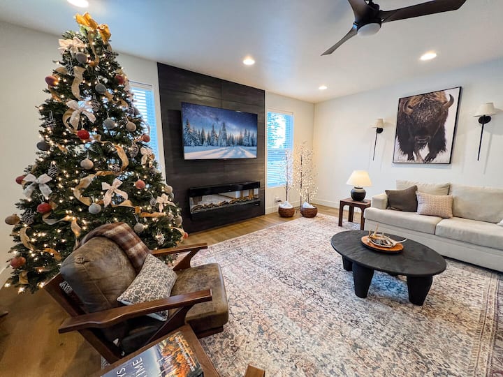 Brand New Luxury Home, 5 Bed / 5 Bath, Sleeps 14 - Columbia Falls, MT