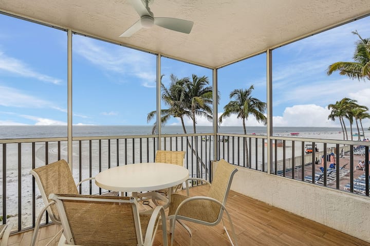 106 Beachfront Corner: Views, Pool, Walk Times Sq - Fort Myers Beach, FL