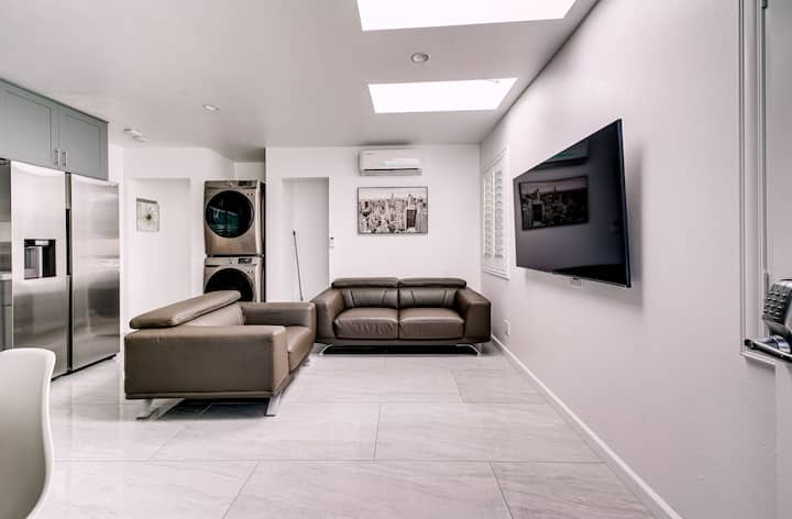 Cosmo Loft: Urban Comfort - Santa Ana, CA