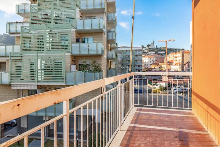 Parking, 3 Min Walk From Train Station - By Host4u - İmperia, İtalya