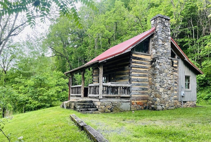Relax & Unwind In An Iconic Cabin! River Views - Hot Springs, NC