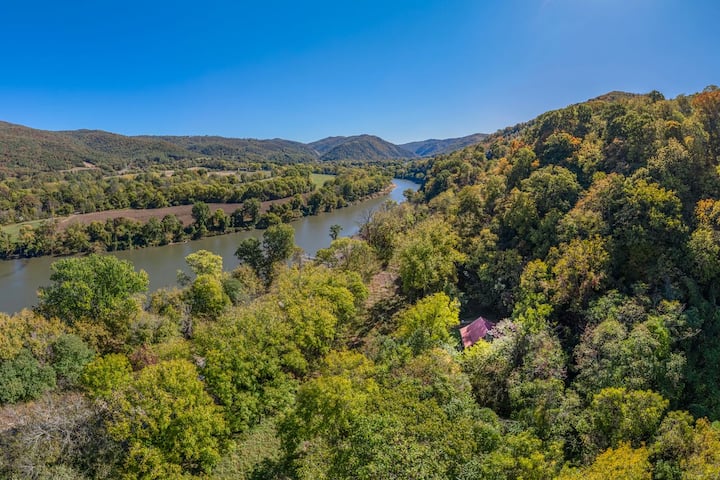 Relax & Unwind In An Iconic Cabin! River Views - Hot Springs, NC