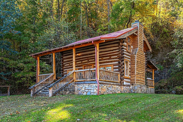 Magical Cabin ~ River Access ~ Minutes From Town - Hot Springs, NC