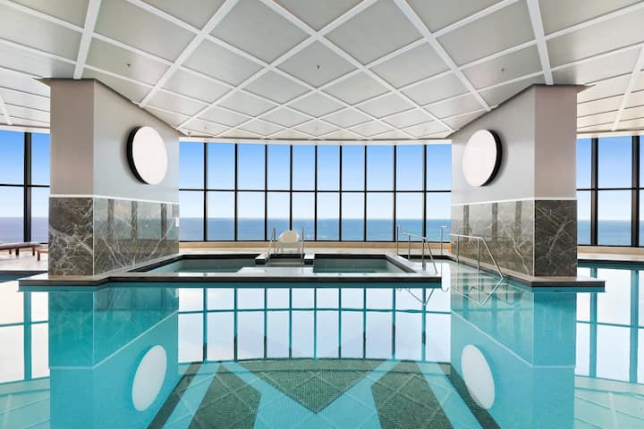 Luxe Oceanfront 1-bed High Rise With Pool & Gym - Surfers Paradise