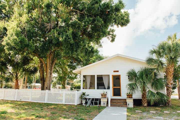 Renovated Chic Home Near Beaches, Img & Downtown - Bradenton, FL