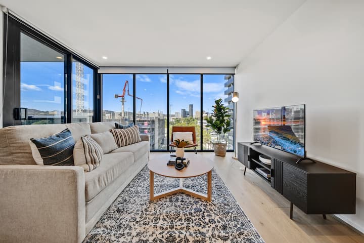 Chic 1-bed With Sophisticated Decor, Gym & Pool - Canberra