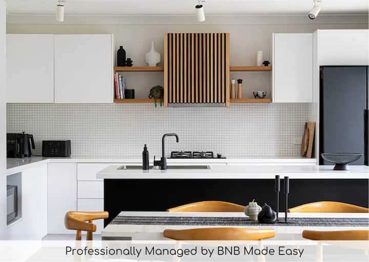 Artful Abode - Duntryleague, Vibrant Decor - Orange, Australia