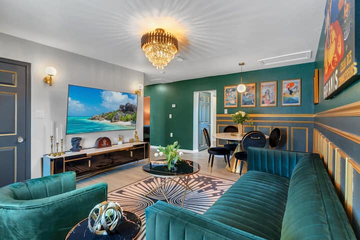 Gatsby Getaway | Central Tucson Retreat, Low Fees - Catalina Foothills, AZ