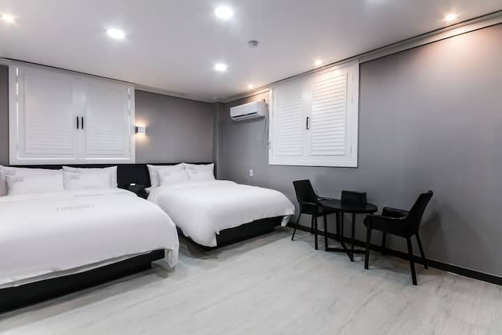 화이트 인테리어의 모던한 객실 패밀리 트윈 - Gwangju