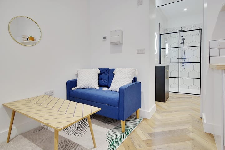 A King Suite With Private Entrance Large Bathroom - Bournemouth