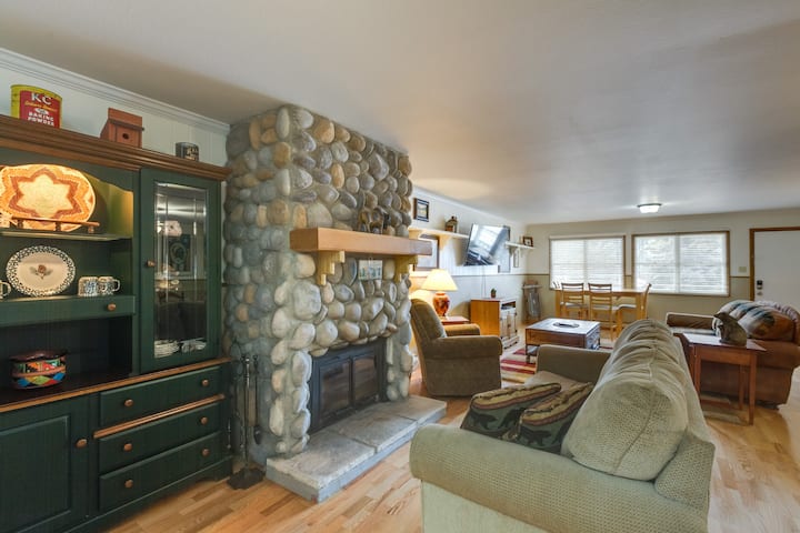 Main Street Red River Condo W/ Fireplace & Views! - Red River, NM
