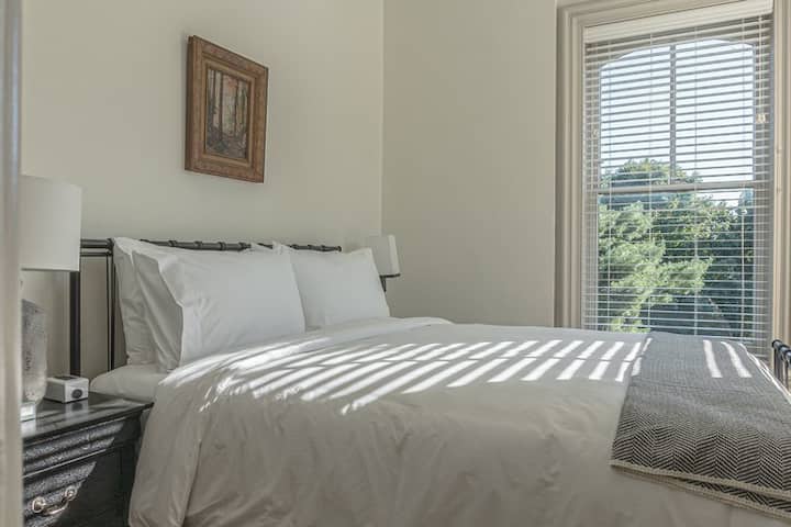 You Found It! Free Parking, Free Breakfast - Kingston, NY