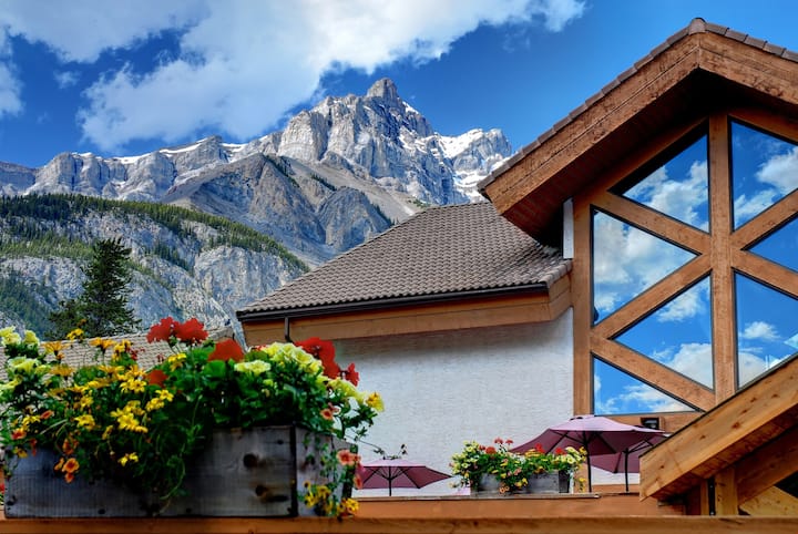 New + Unique Wolf Condo | Hot Tub Access - Sunshine Village, AB