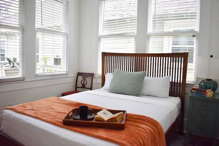 Cute Montrose Apartment, Near Shops, Eats & Drinks - Houston, TX
