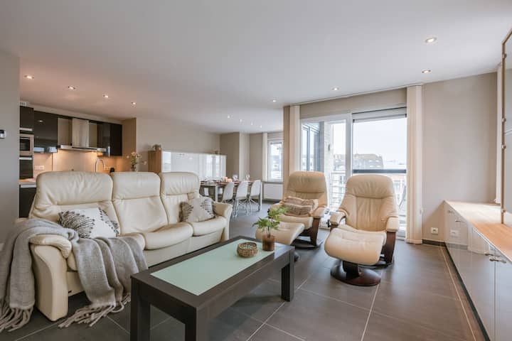 Huswell - Spacious Apartment With Private Car Park - Blankenberge