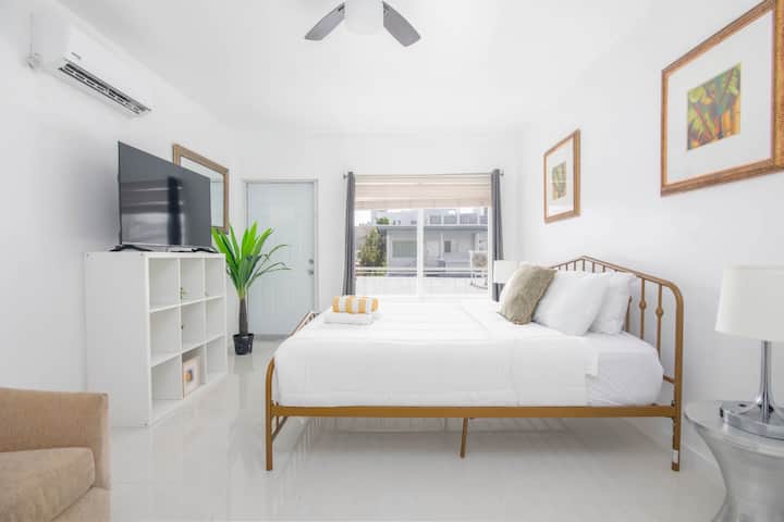 Spacious 2-bedroom Apt In The Heart Of Sobe - South Beach, FL