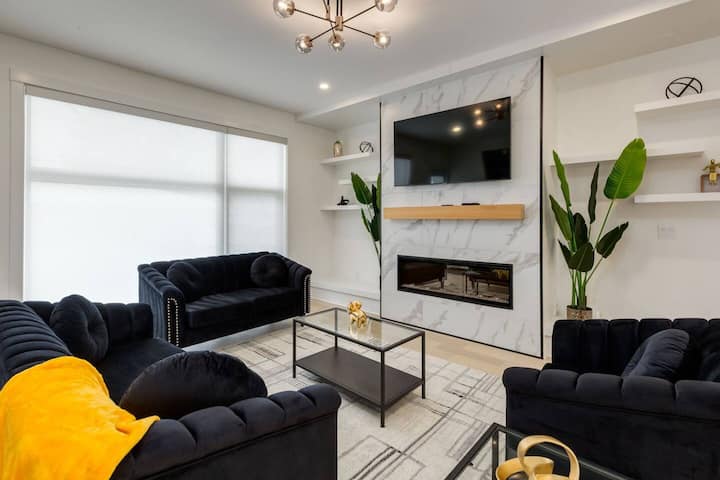 "Athena" Near Uofc And Trans Canada Highway! - Calgary