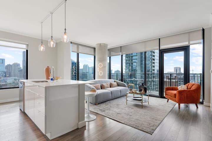 Group Hub: 3 Designer 2br, Steps To Mag Mile - Chicago, IL