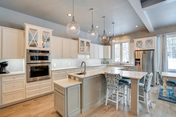 Modern Lead Cabin W/ Hot Tub, 6 Mi To Skiing! - South Dakota