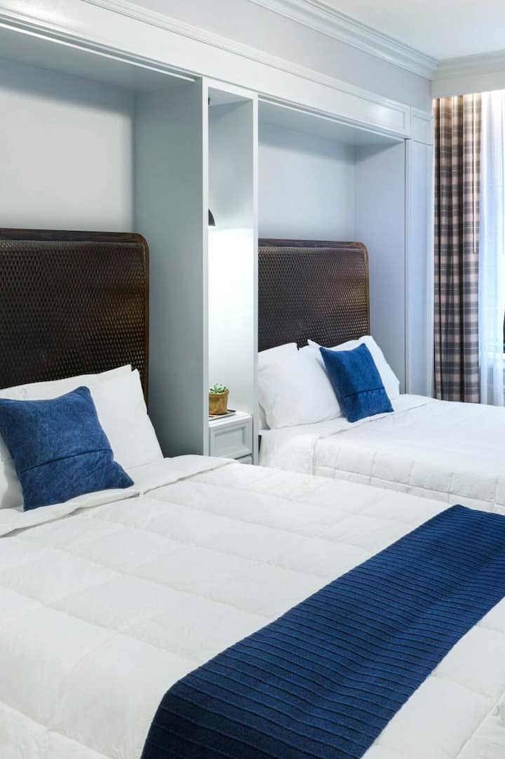 2 Queen Beds In Hotel, Irish Country House Vibe - Manhattan, NY