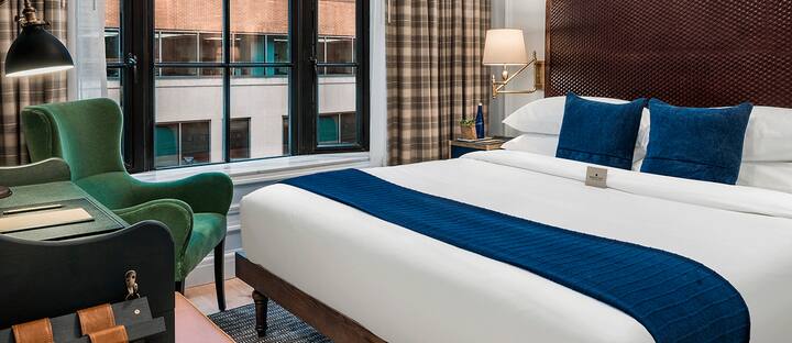 King Bed In A Hotel Room With Homey Vibe - 曼哈頓