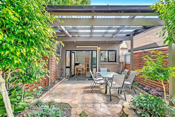 Violet Cottage—an Idyllic Urban Oasis For Two - Adelaide