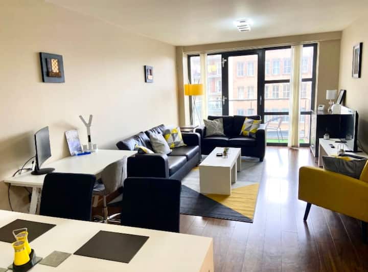 Free Parking - Bright & Spacious 2br - City Centre - Belfast