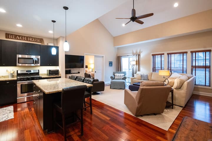 Gorgeous 3 Bedroom, 3 Bath Spring Lake Condo - Grand Haven, MI