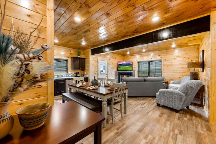 Brand New 5/4 Minutes To Dollywood W/ Hottub! - Pigeon Forge, TN