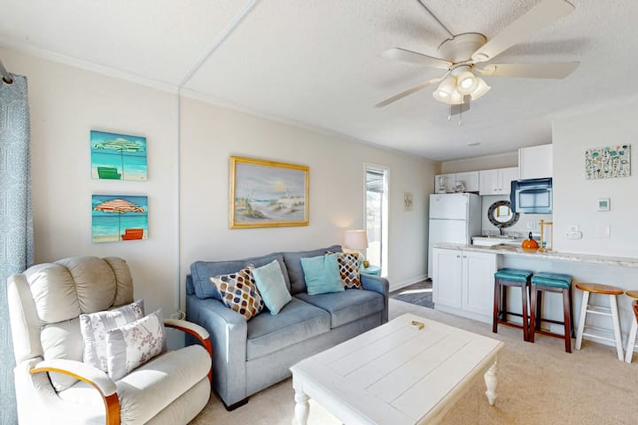 1br Oceanfront Condo - Cheerful Interior, Balcony - Sneads Ferry, NC
