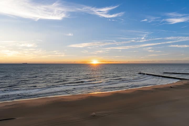 New Updated Oceanfront 3bd 2bth / Beachfront /Pool - Virginia Beach, VA
