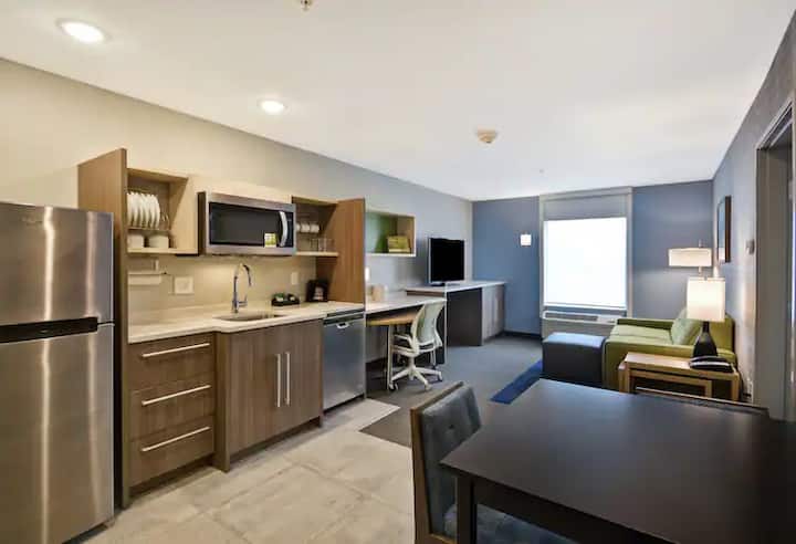 Modern Living: 2 Relaxing Units With Kitchenette. - Grand Rapids, MI