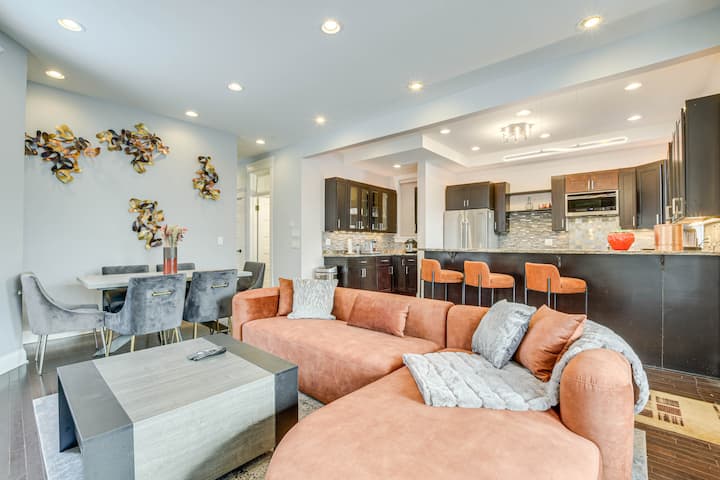 Spacious Condo W/ Deck ~ 3 Mi To Downtown Chicago! - Chicago, IL