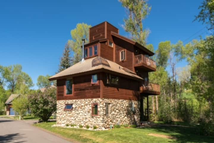 Cozy Downtown Cabin - Private Hot Tub - On A Creek - Steamboat Springs