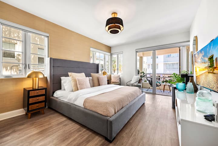 Luxuri Suites King With Balcony - South Beach, FL