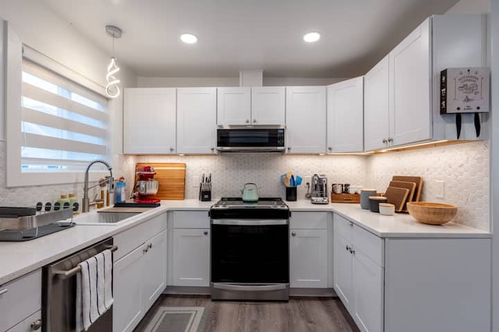 Contemporary 2-bedroom Apartment - Juneau, AK