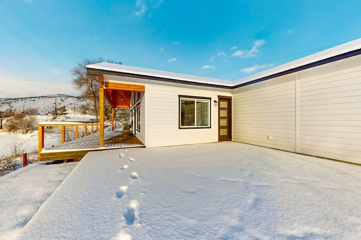 3br Water View Home With Deck & Open Layout - Manson, WA