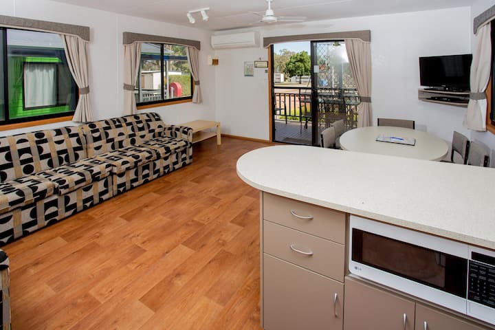 Family Cabin (Sleeps 6) - Shepparton