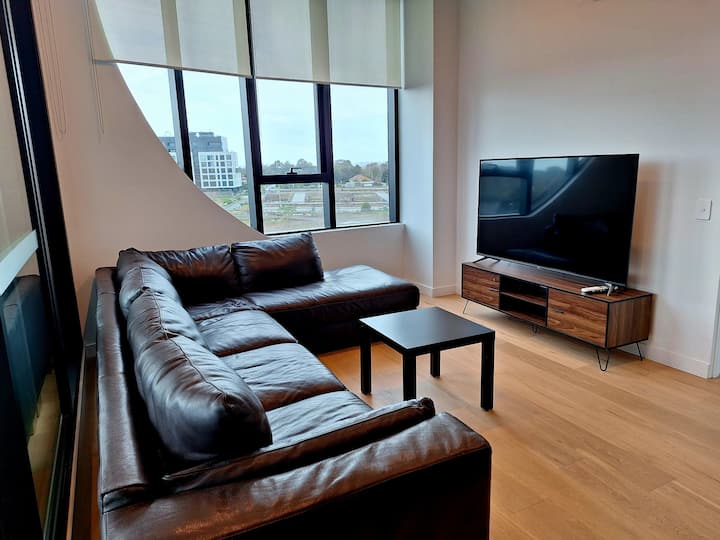 Generous 2-bed Apartment With Great Amenities - Ivanhoe