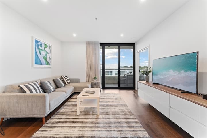 Perfect Location 1-bed With Balcony, Bbq & Parking - Queanbeyan