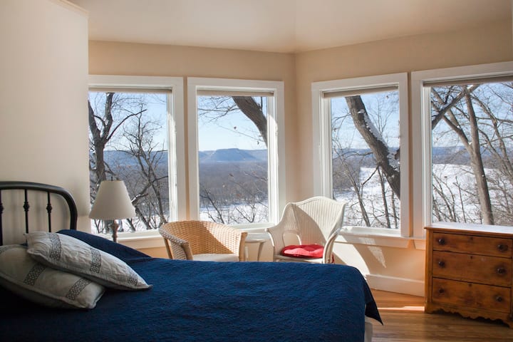 Hawks View's Goshawk Cottage - Winona, MN