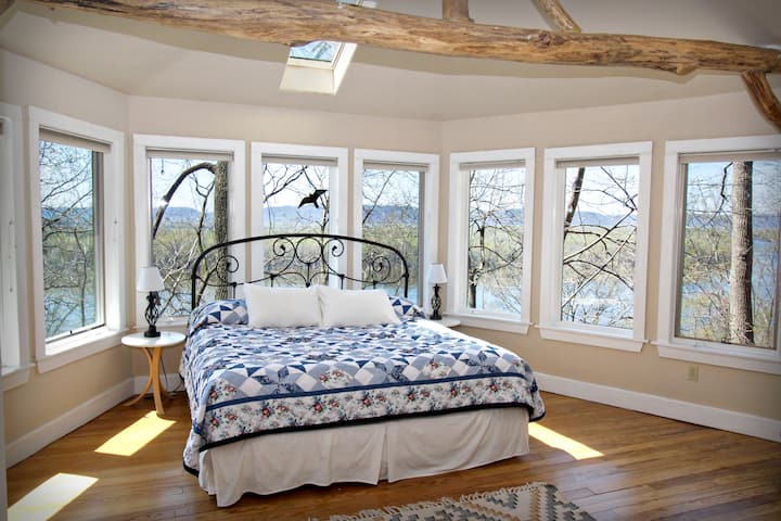 Hawks View's Marsh Hawk Cottage - Merrick State Park, Fountain City