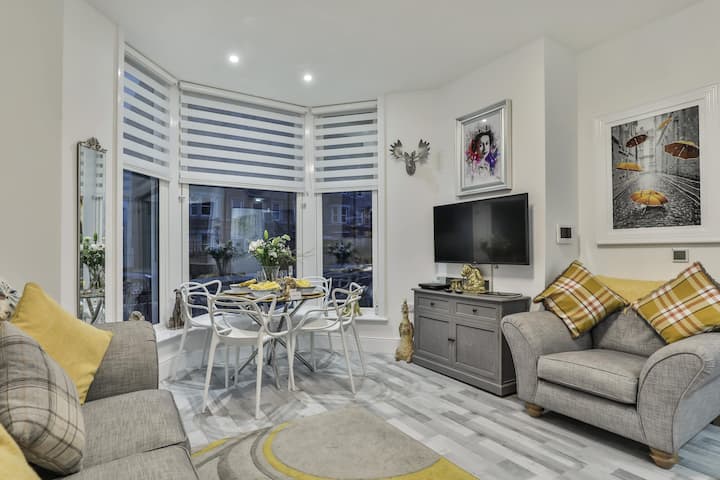1 Bed Flat - Sleeps 2 - Pets - Parking - Wifi - Scarborough