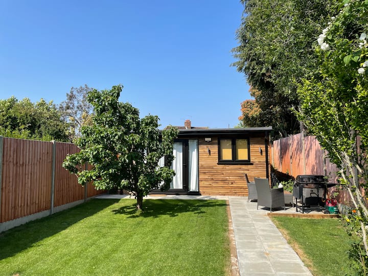 Studio - Sleeps 2 - Pet Friendly - Parking - London