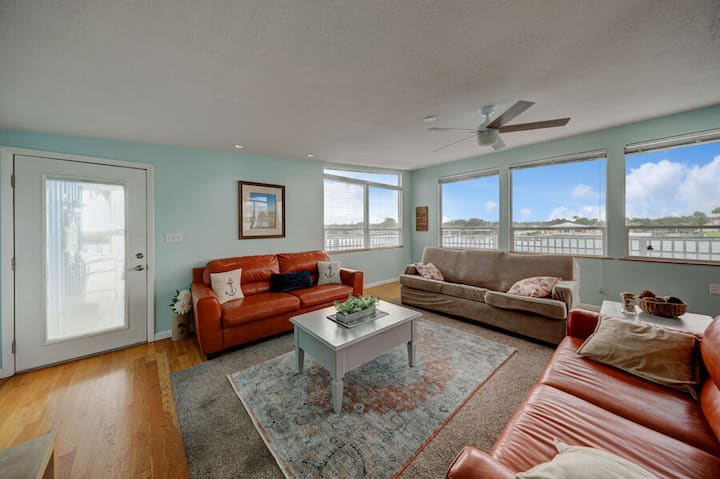 Caddy’s Lighthouse Waterfront Views & Walk To Sand - Indian Shores, FL