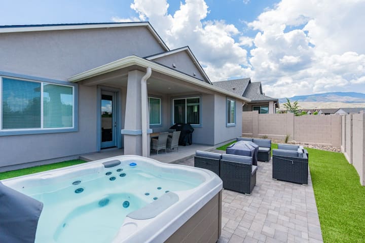 Stylish Revival Retreat - Hot Tub & Fire Pit - Cottonwood, AZ