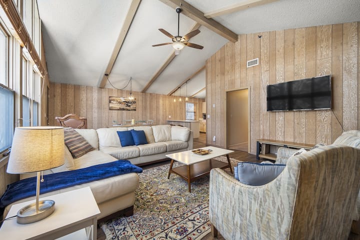 Country Club Flagstaff Home W/ Golf Course Views - Flagstaff, AZ